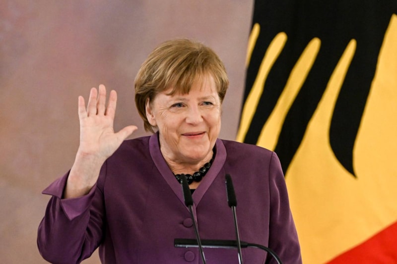 Angela Merkel, Almanya'nın en yüksek liyakat nişanını aldı - Ensonhaber