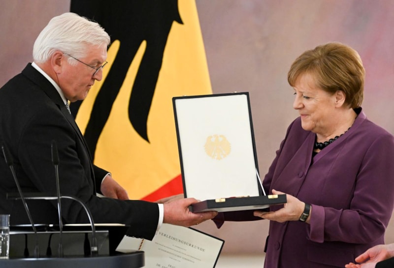 Angela Merkel, Almanya'nın en yüksek liyakat nişanını aldı - Ensonhaber
