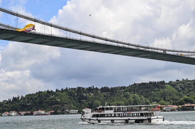 Şampiyon Galatasaray'ın bayrağı İstanbul Boğazı'nda - Ensonhaber