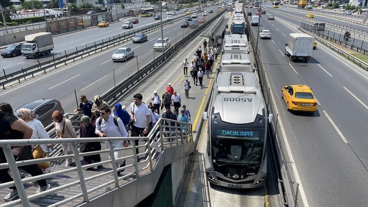İstanbul'da klimaları çalışmayan metrobüslere tepki büyüyor - Ensonhaber