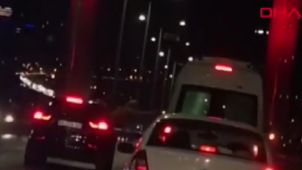 İstanbul 15 Temmuz Şehitler Köprüsü'nde kavga! Camdan sarkıp vurmaya ...