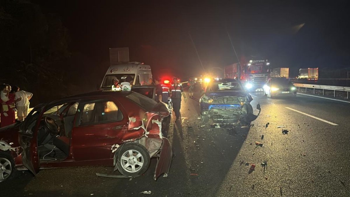 Düzce'de 4 aracın karıştığı zincirleme kaza: 6 yaralı - Ensonhaber
