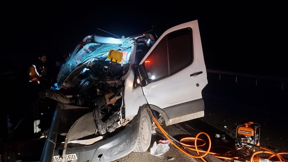 Uşak’ta kamyonet ile kamyon çarpıştı: 1 ölü - Ensonhaber