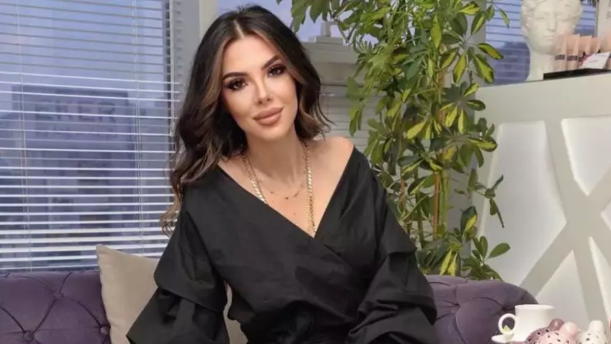 Şarkıcı Esra Akman'ın kardeşi 11. kattan düşerek hayatını kaybetti ...