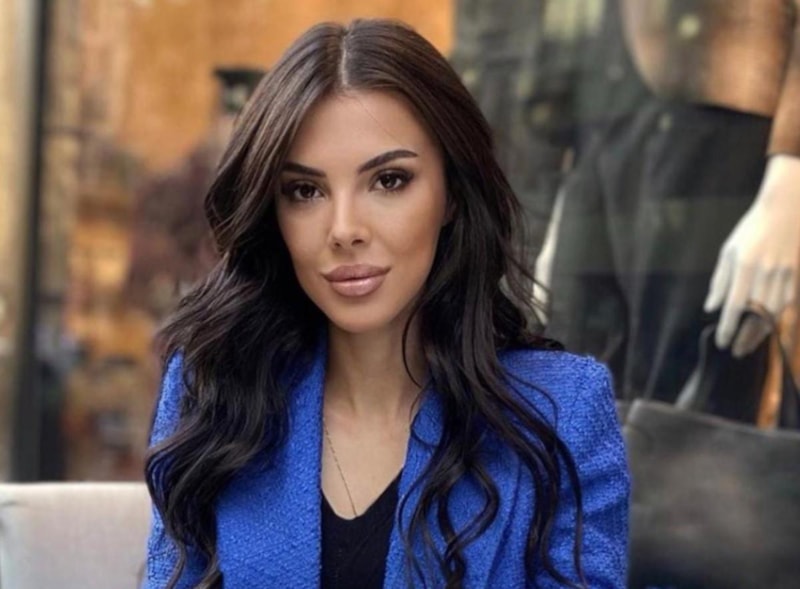 Şarkıcı Esra Akman'ın kardeşi 11. kattan düşerek hayatını kaybetti ...
