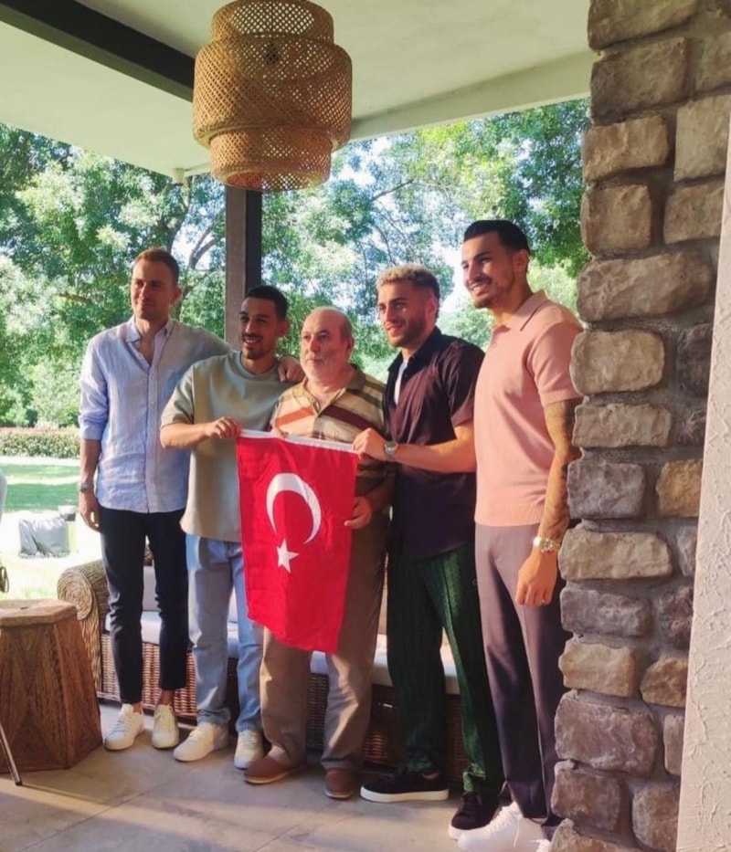 Milli futbolcular 'Bayrak asan dayı' olarak ünlenen adamı ziyaret etti ...
