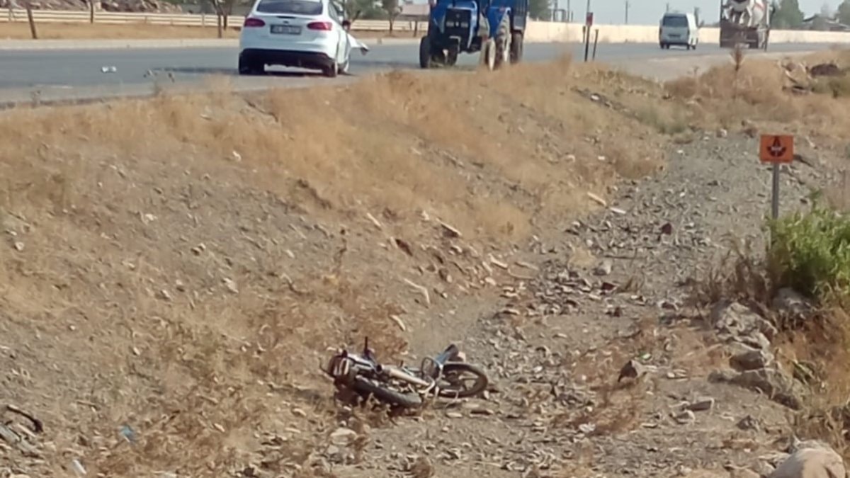 Gaziantep'te motosiklet, kırmızı ışıkta bekleyen otomobile çarptı: 1 ...