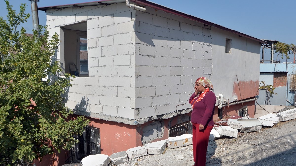 Adana'da çöp kamyonu evin duvarını yıktı - Ensonhaber