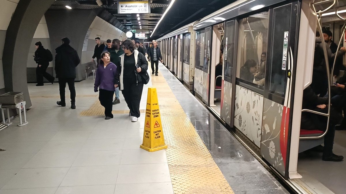 İstanbul Yenibosna’da metro istasyonunun tavanından sular aktı - Ensonhaber