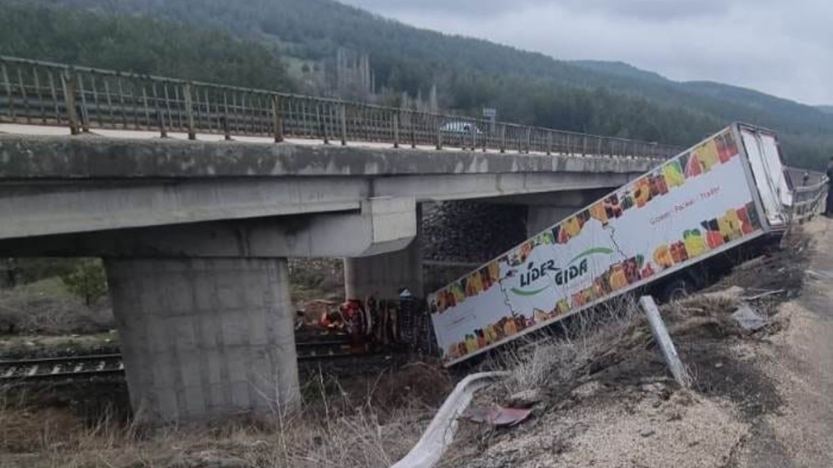 Afyonkarahisar'da tır, kaza yapıp tren yoluna düştü: Seferler aksadı ...