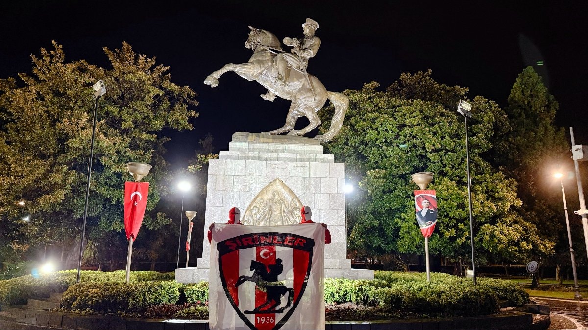 Samsunspor taraftarları, AEK maçı öncesi Atatürk anıtı önünde nöbet ...