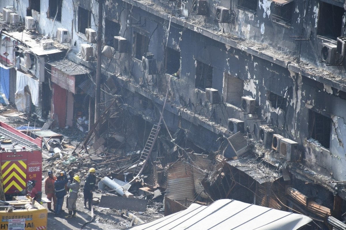 Pakistan’daki AVM yangınında can kaybı artıyor - Dünya'dan Son Dakika ...