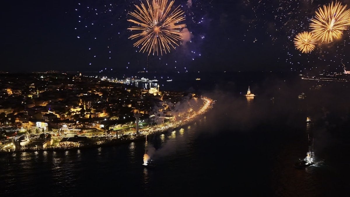 İstanbul'da havai fişek gösterisi boğazı aydınlattı - Ensonhaber