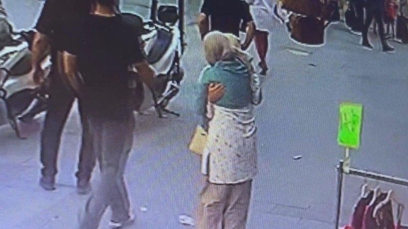 İstanbul'da raylara düşüp tramvayın altında kalan çocuk öldü - Ensonhaber