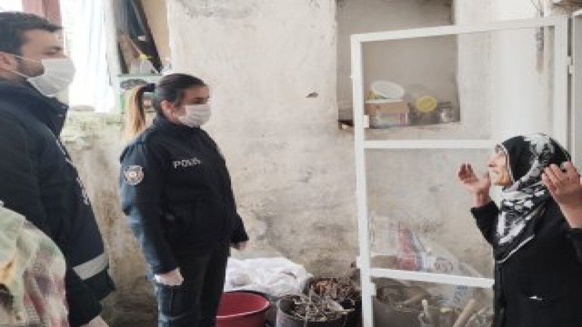 Yaşlı teyze, çamaşırlarını asan polise pekmez hediye etti - Ensonhaber