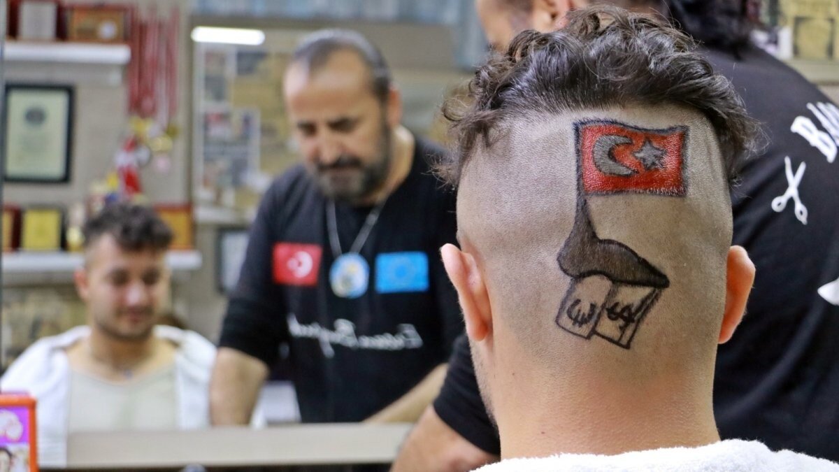Antalya'da bir berber dolar ve eurodaki düşüşü müşterisinin kafasına ...
