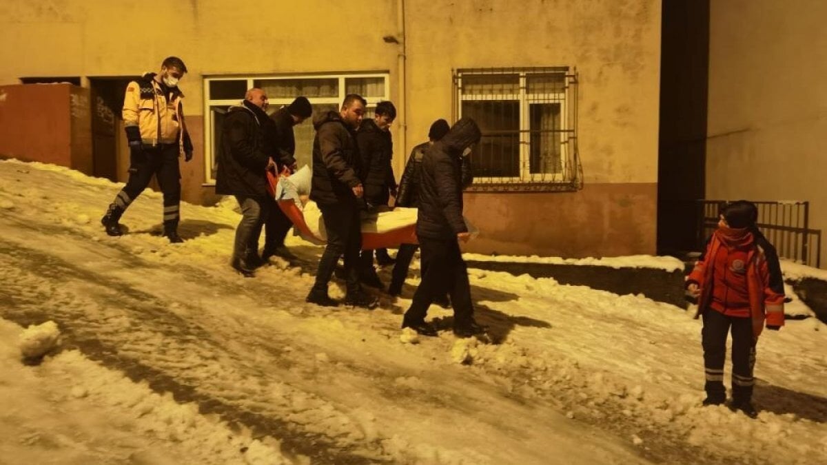 Zonguldak'ta ambulansın çıkamadığı buzlu rampada hastayı taşıdılar ...