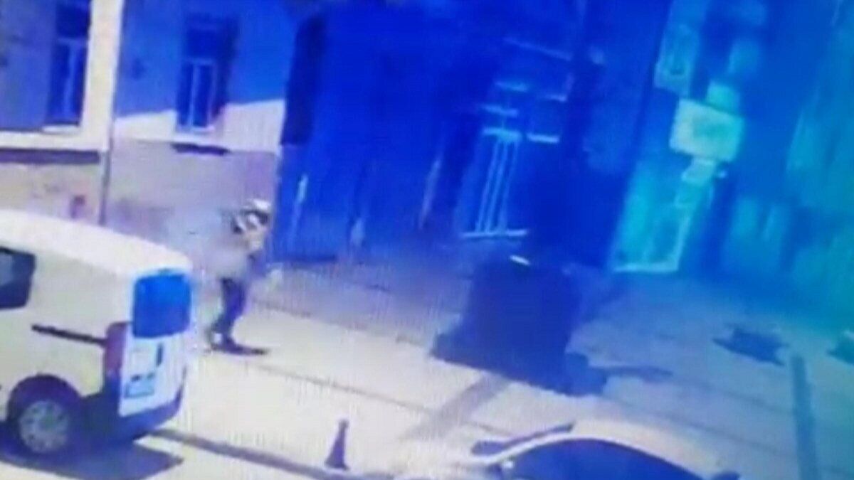 Adalet Anıtı'nı, kadın kıyafetleri giyerek yaktığı ortaya çıktı ...