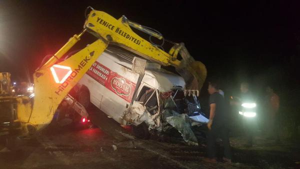 Çanakkale'de otomobil ile minibüs çarpıştı: 3 kişi öldü - Ensonhaber