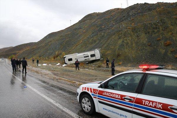 Ankara-Bala karayolunda servis aracı devrildi: 30 yaralı - Ensonhaber