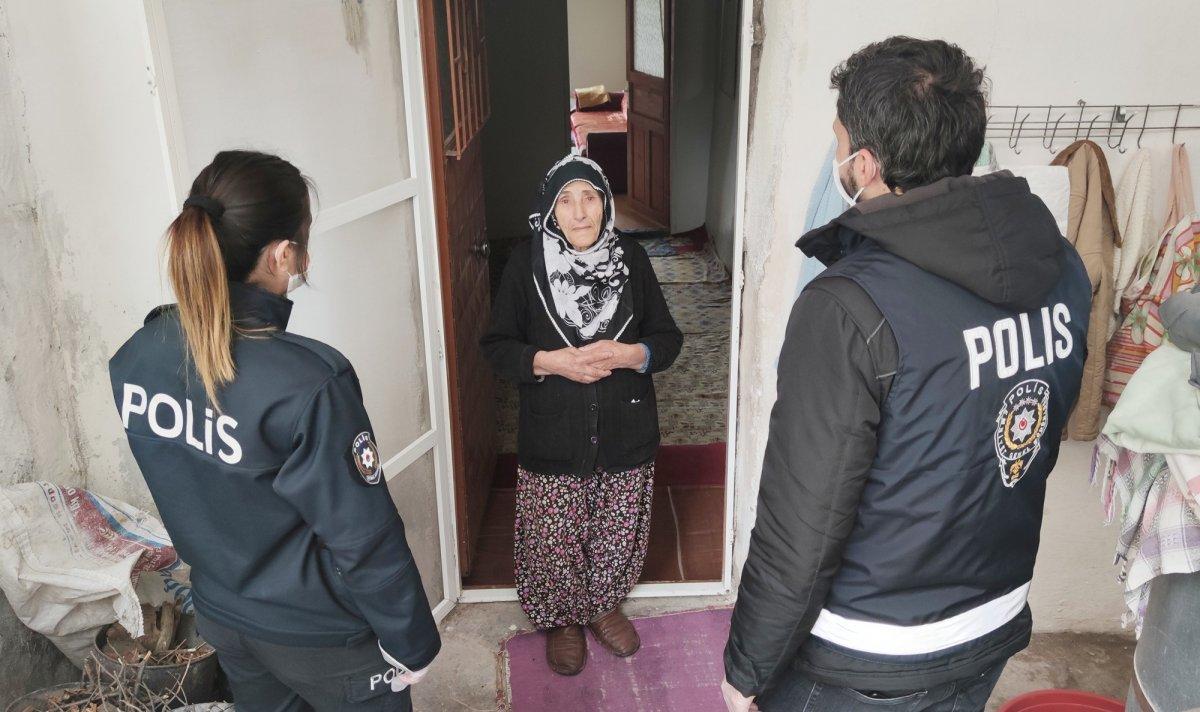 Yaşlı teyze, çamaşırlarını asan polise pekmez hediye etti - Ensonhaber