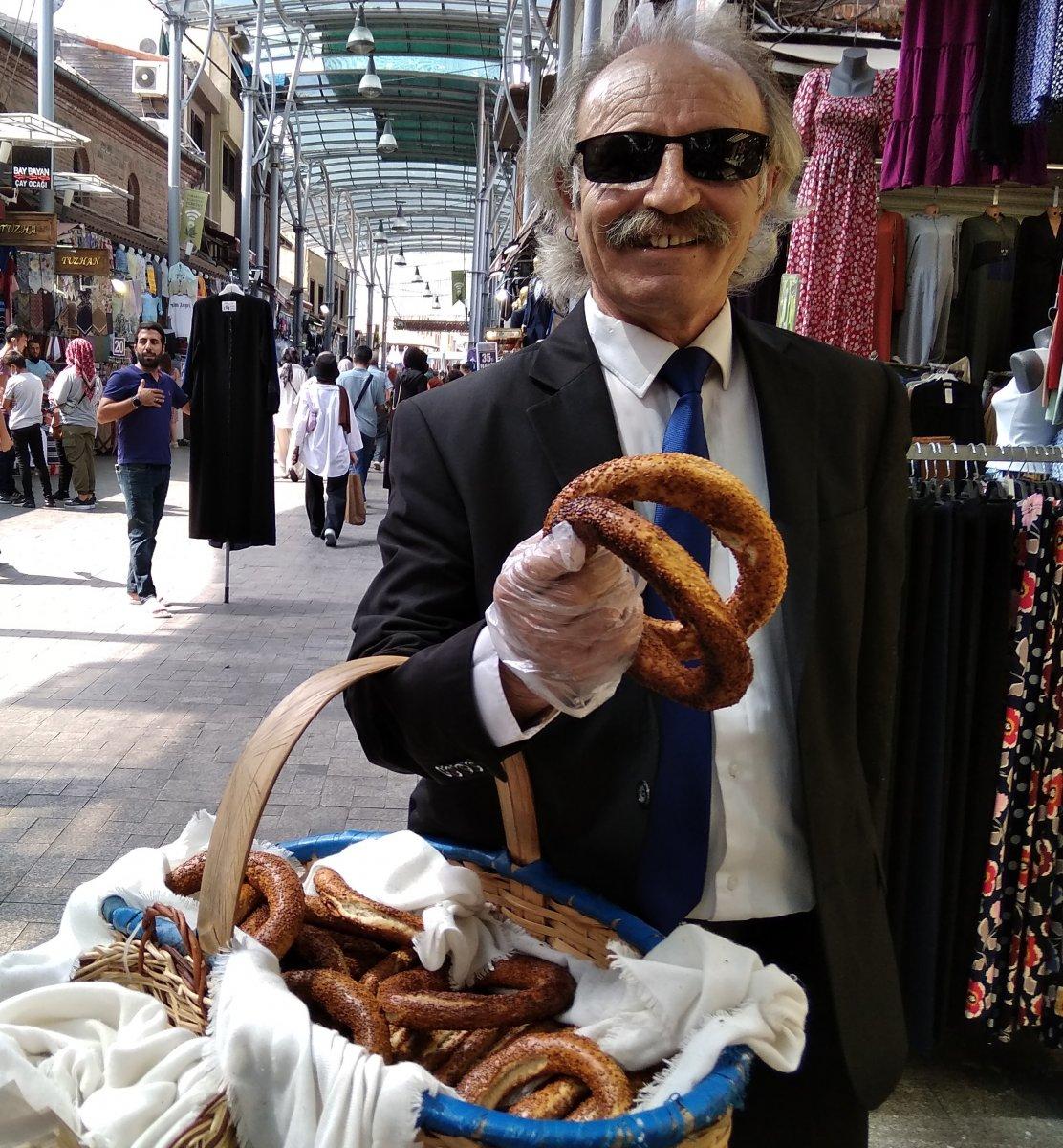 Bursa'daki simitçi, takım elbisesi olmadan satışa çıkmıyor - Ensonhaber