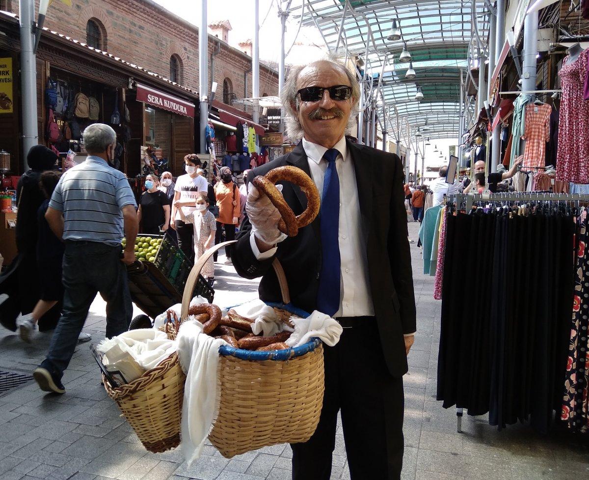 Bursa'daki simitçi, takım elbisesi olmadan satışa çıkmıyor - Ensonhaber