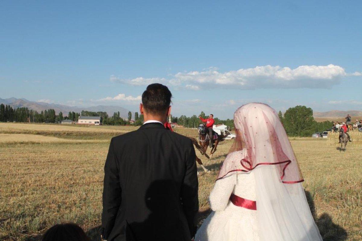 Bayburt'ta düğünde bir ilk yaşandı: Ata damat bindi - Ensonhaber